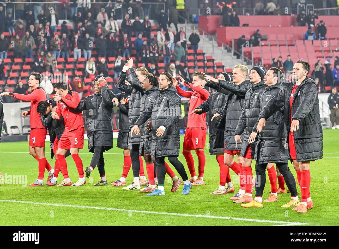The Freiburg team celebrates in front of the curve with the fans ...