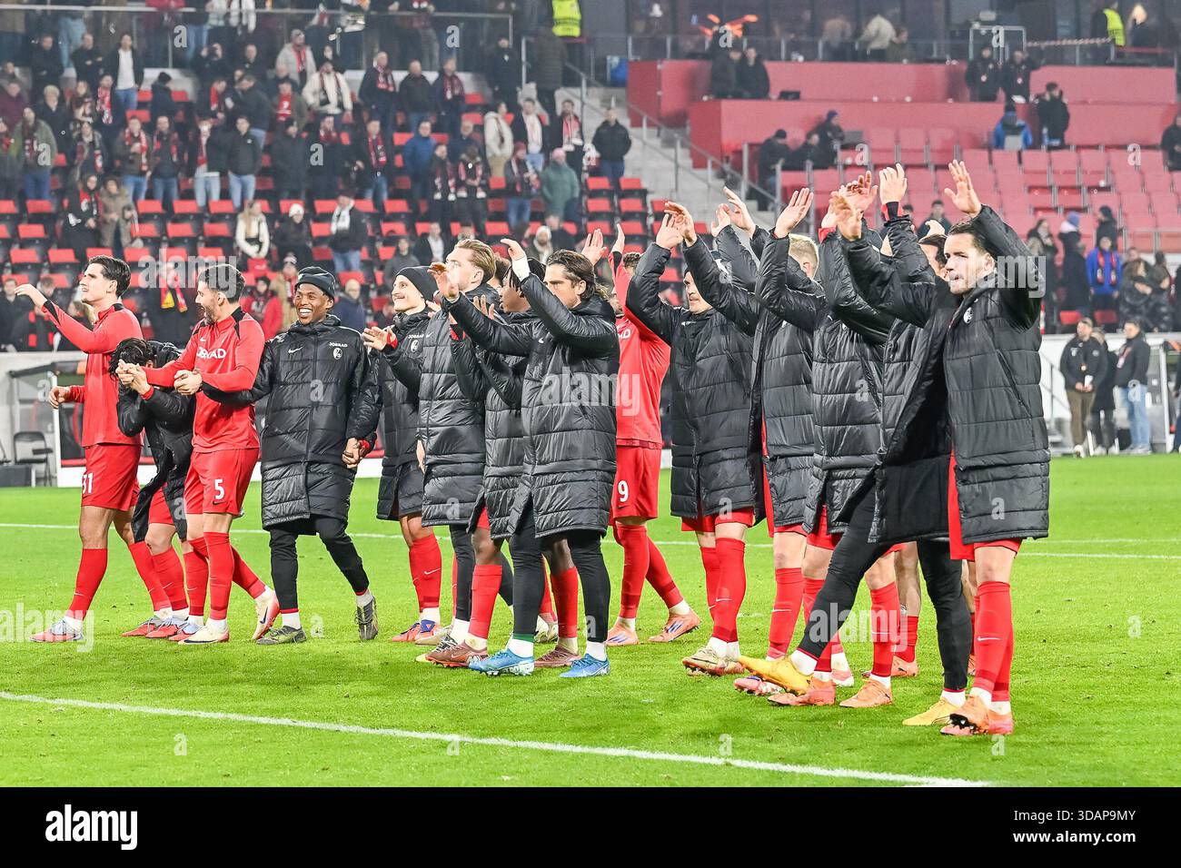 The Freiburg team celebrates in front of the curve with the fans ...