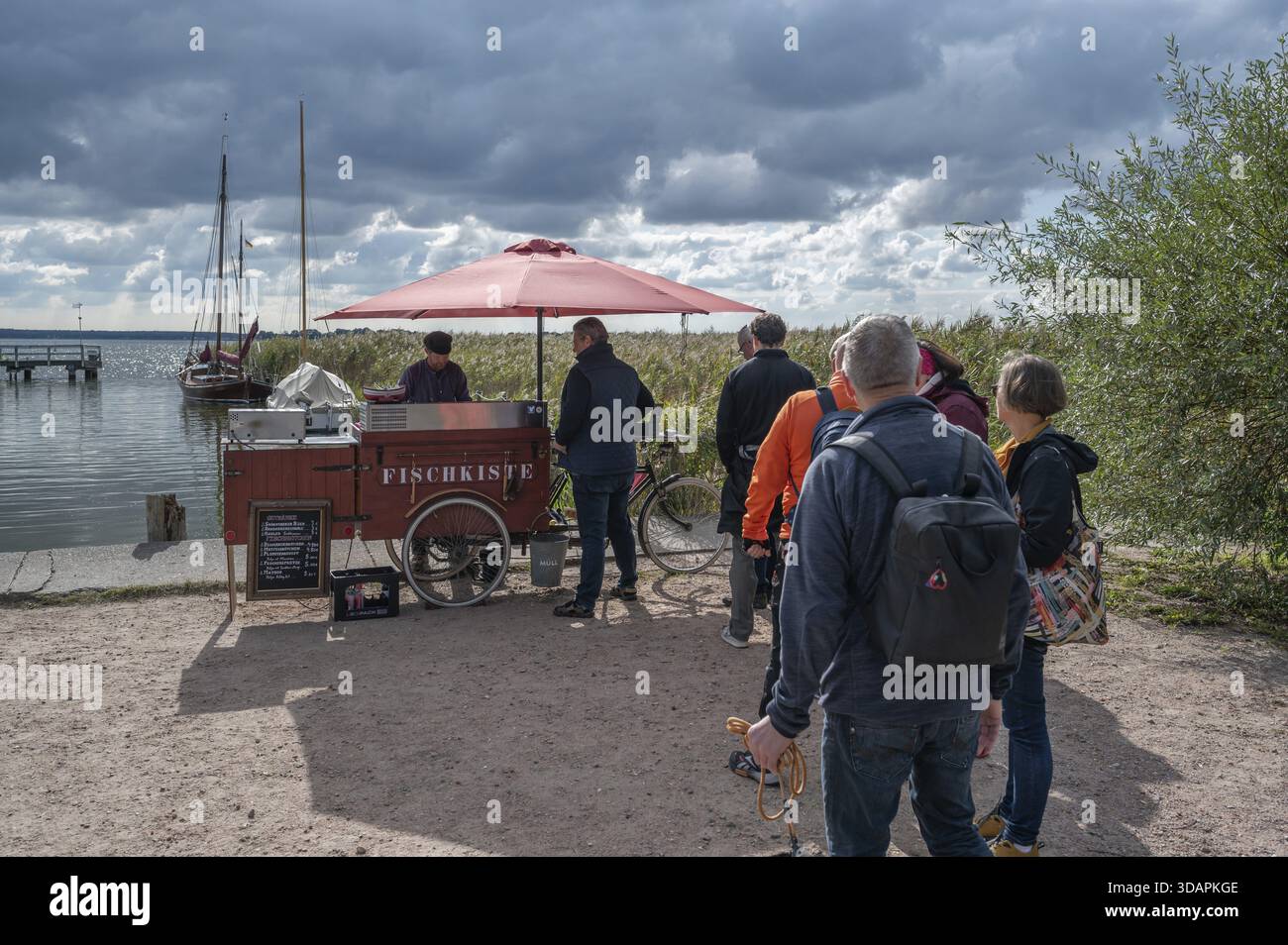 People queue fish stand hi-res stock photography and images - Alamy