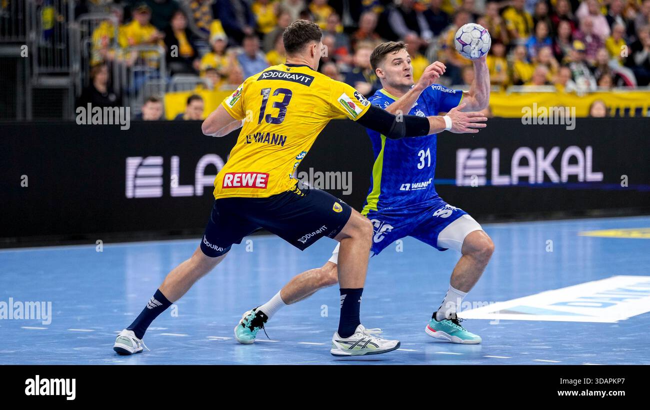 v.li.: Sebastian Heymann (RNL, 13), Kay Smits (VfL, 31), Zweikampf ...