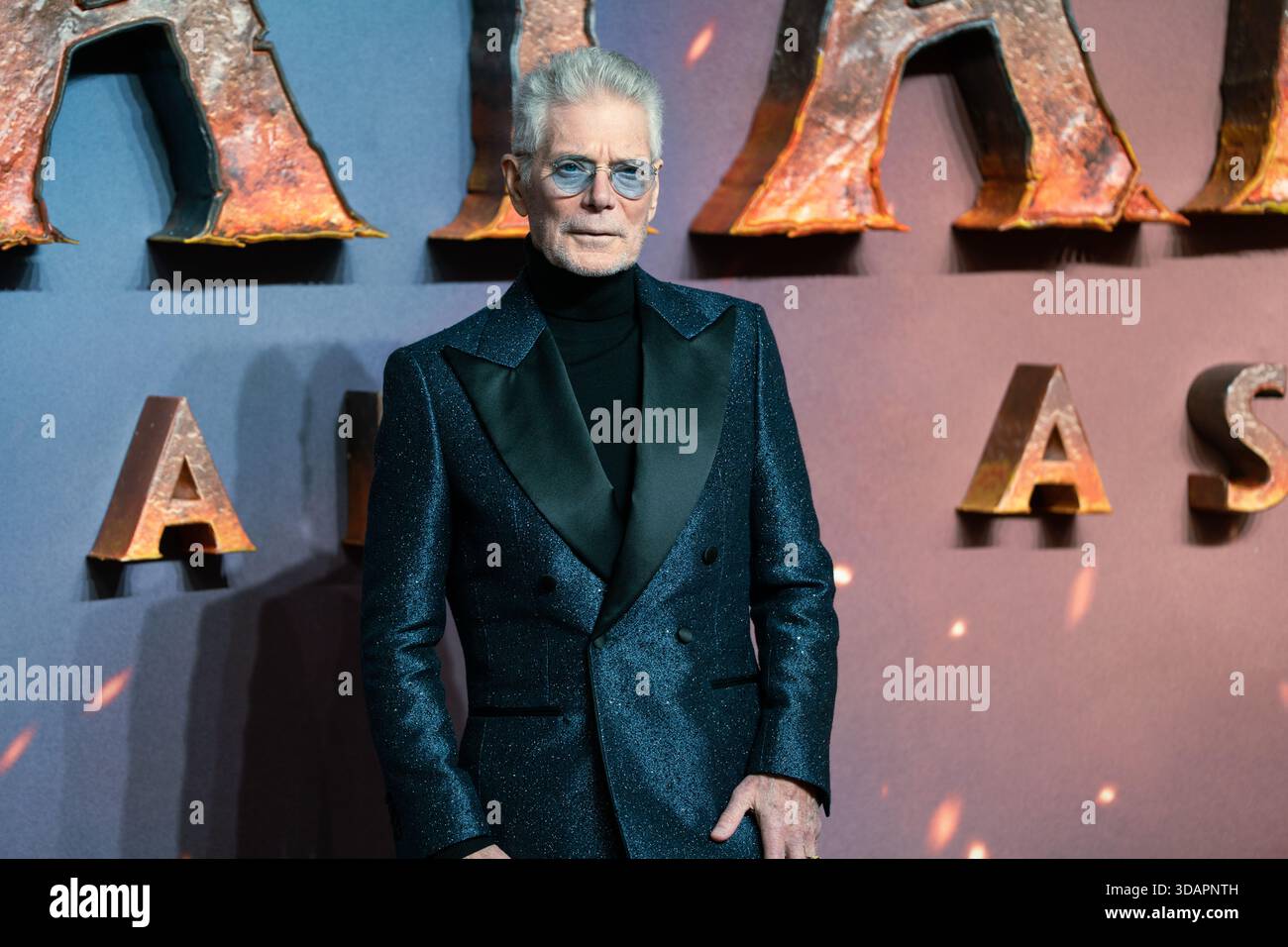 Avatar fire and ash stephen lang hi-res stock photography and images ...