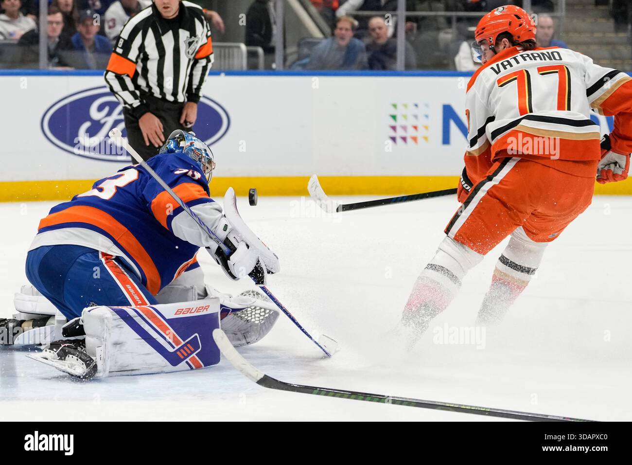 New York Islanders goaltender David Rittich (33) protect the net from ...