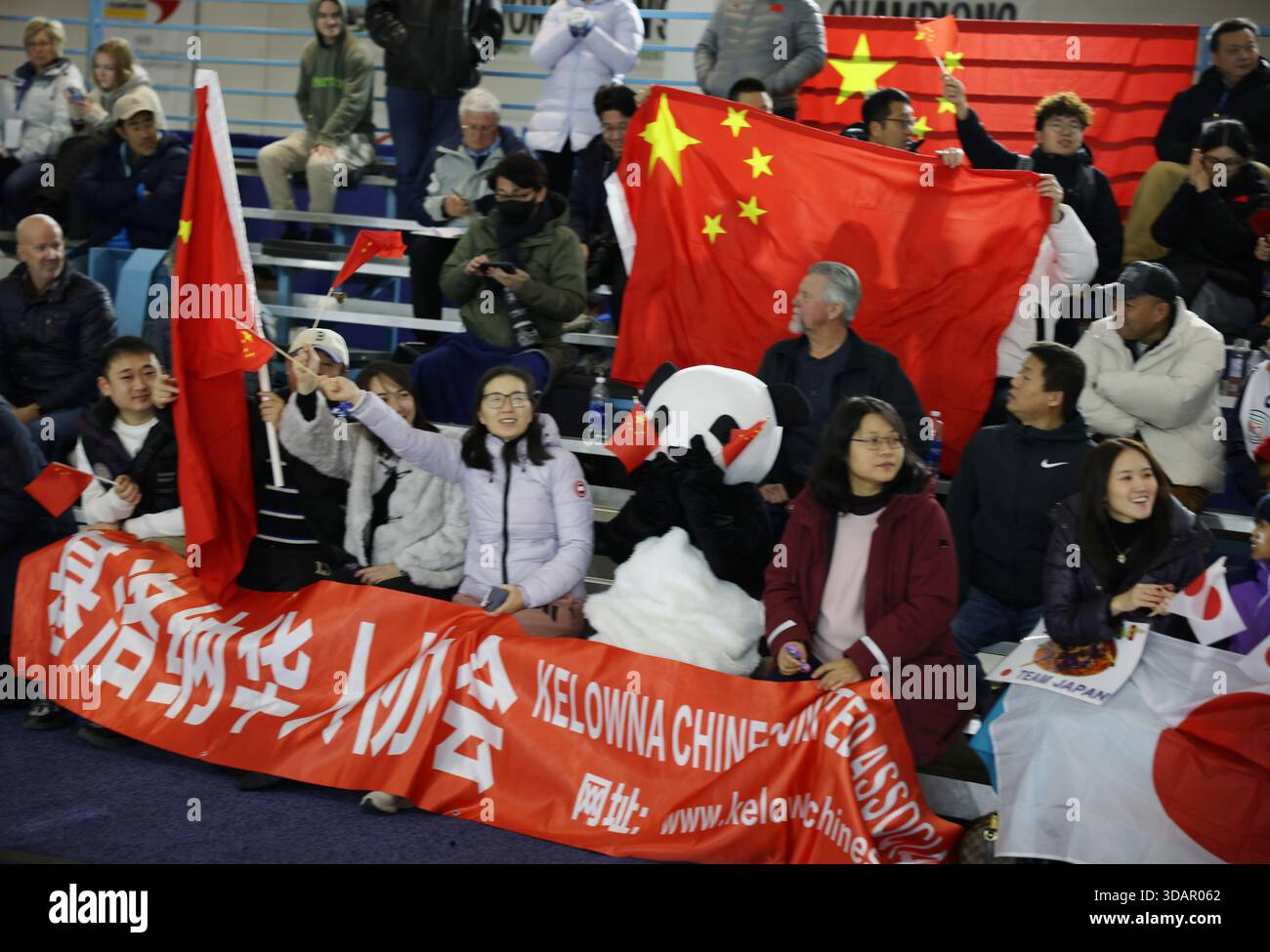 Spectators cheer for China's national team during the men's second ...