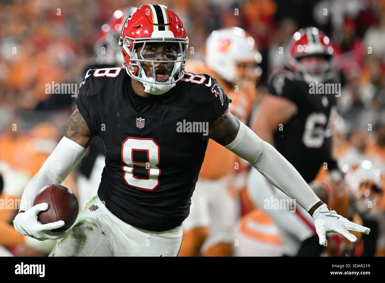 Atlanta Falcons tight end Kyle Pitts Sr. (8) runs against the Tampa Bay ...