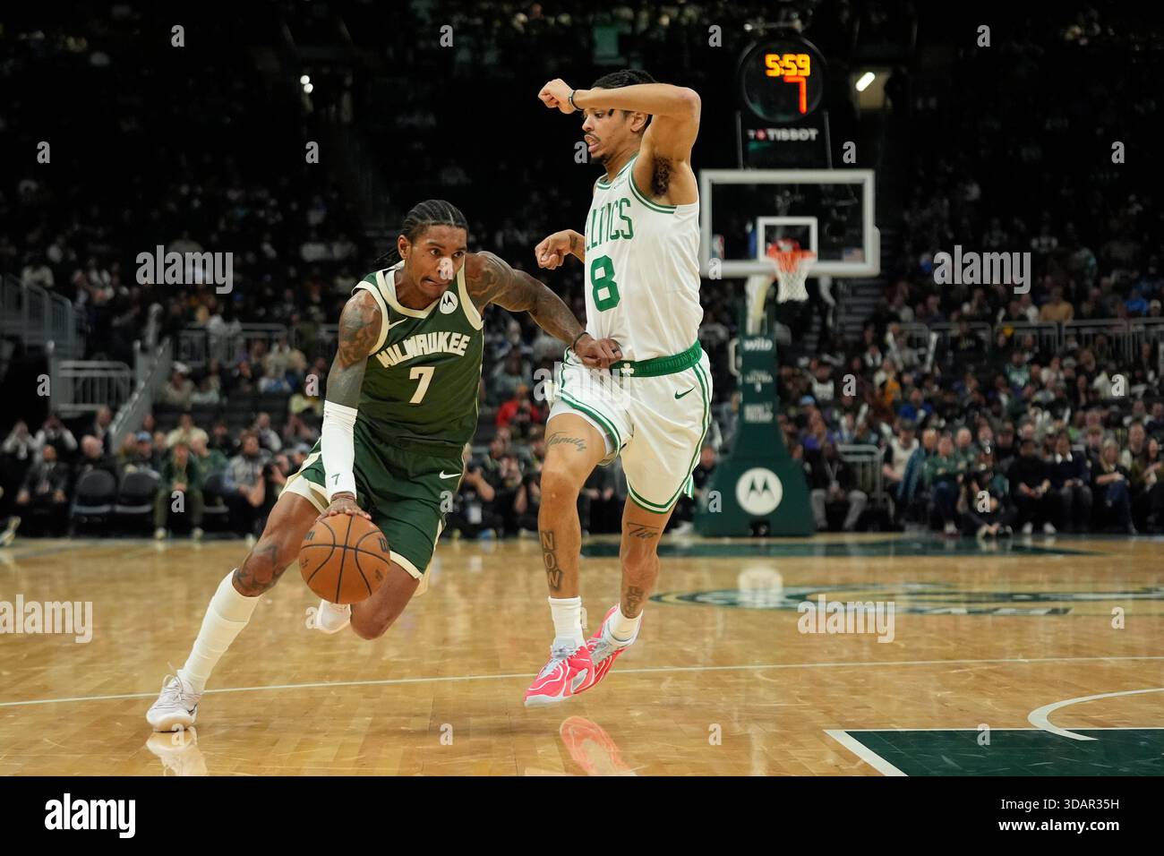 Milwaukee Bucks' Kevin Porter Jr. (7) drives to the basket against ...