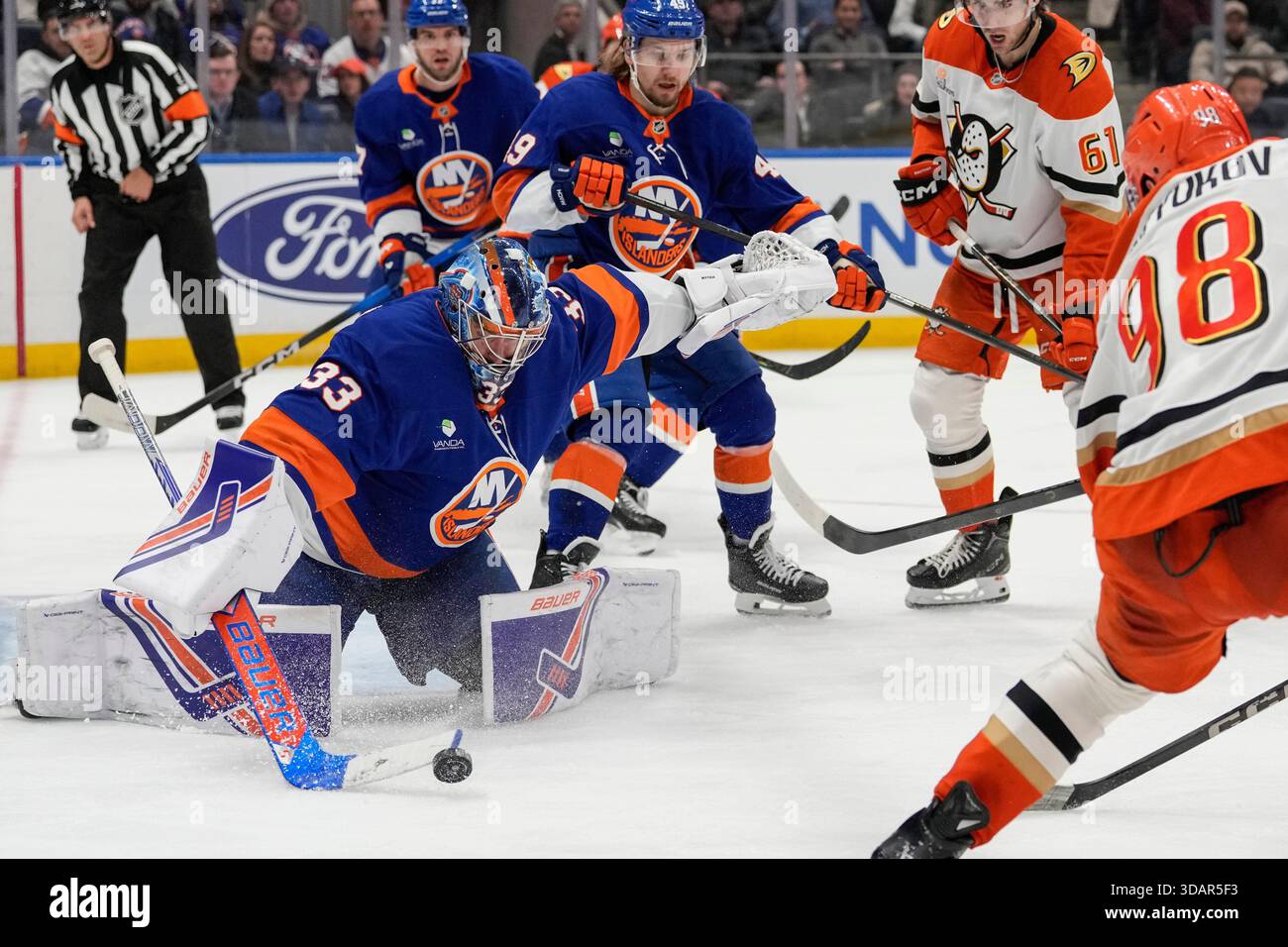 New York Islanders goaltender David Rittich (33) protect the net from ...