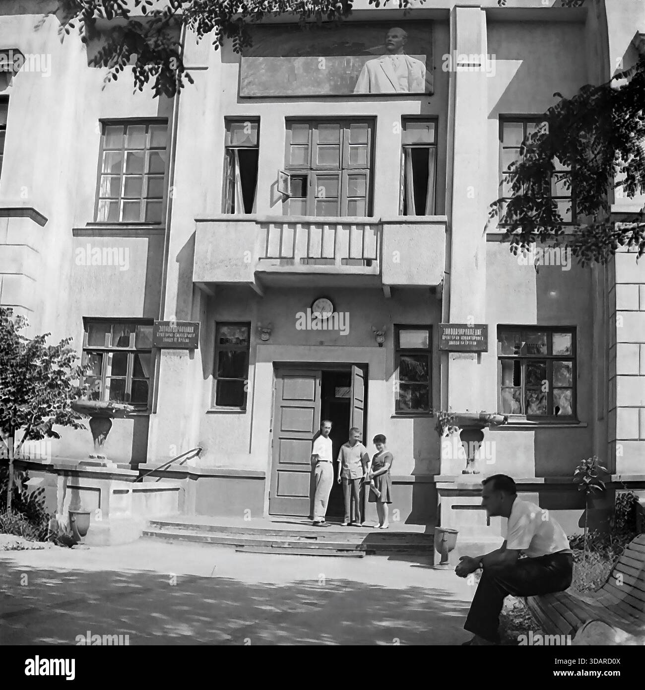 Vladimir lenin on balcony hi-res stock photography and images - Alamy
