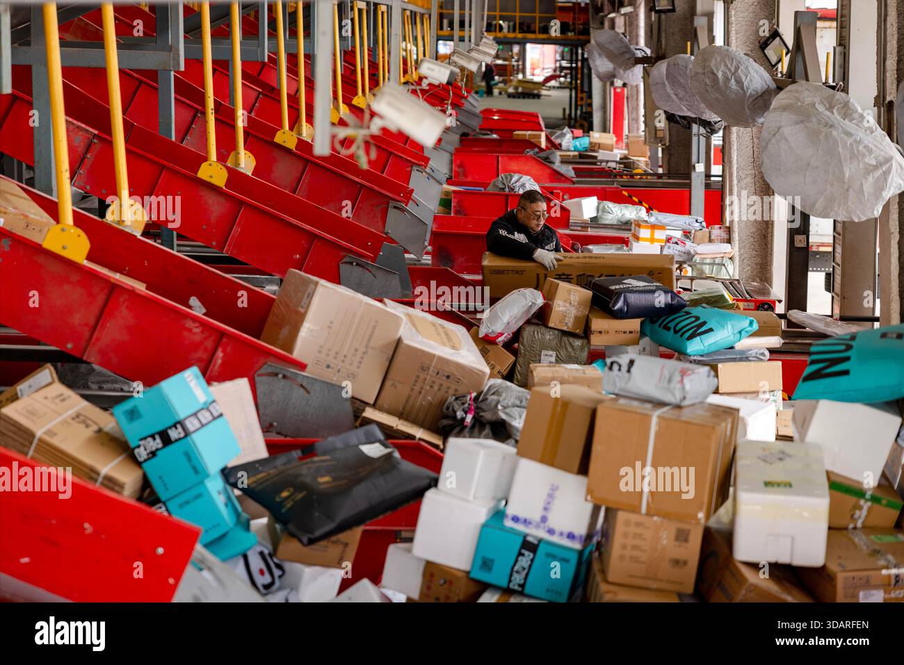 TAIZHOU, CHINA - DECEMBER 12, 2025 - The staff transferred the express ...