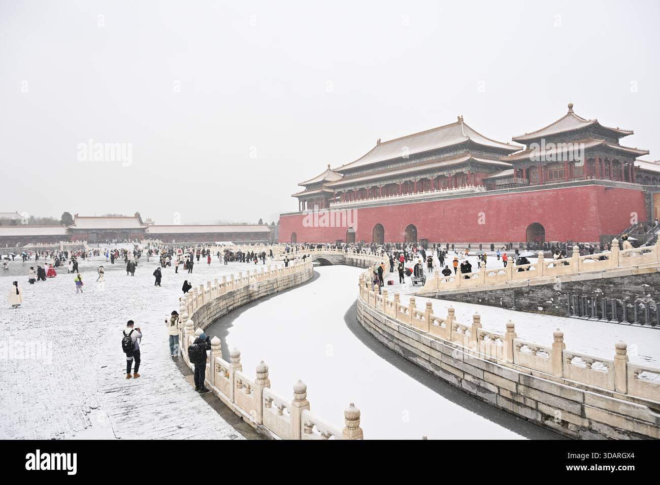 (251212) -- BEIJING, Dec. 12, 2025 (Xinhua) -- Tourists enjoy snowfall ...