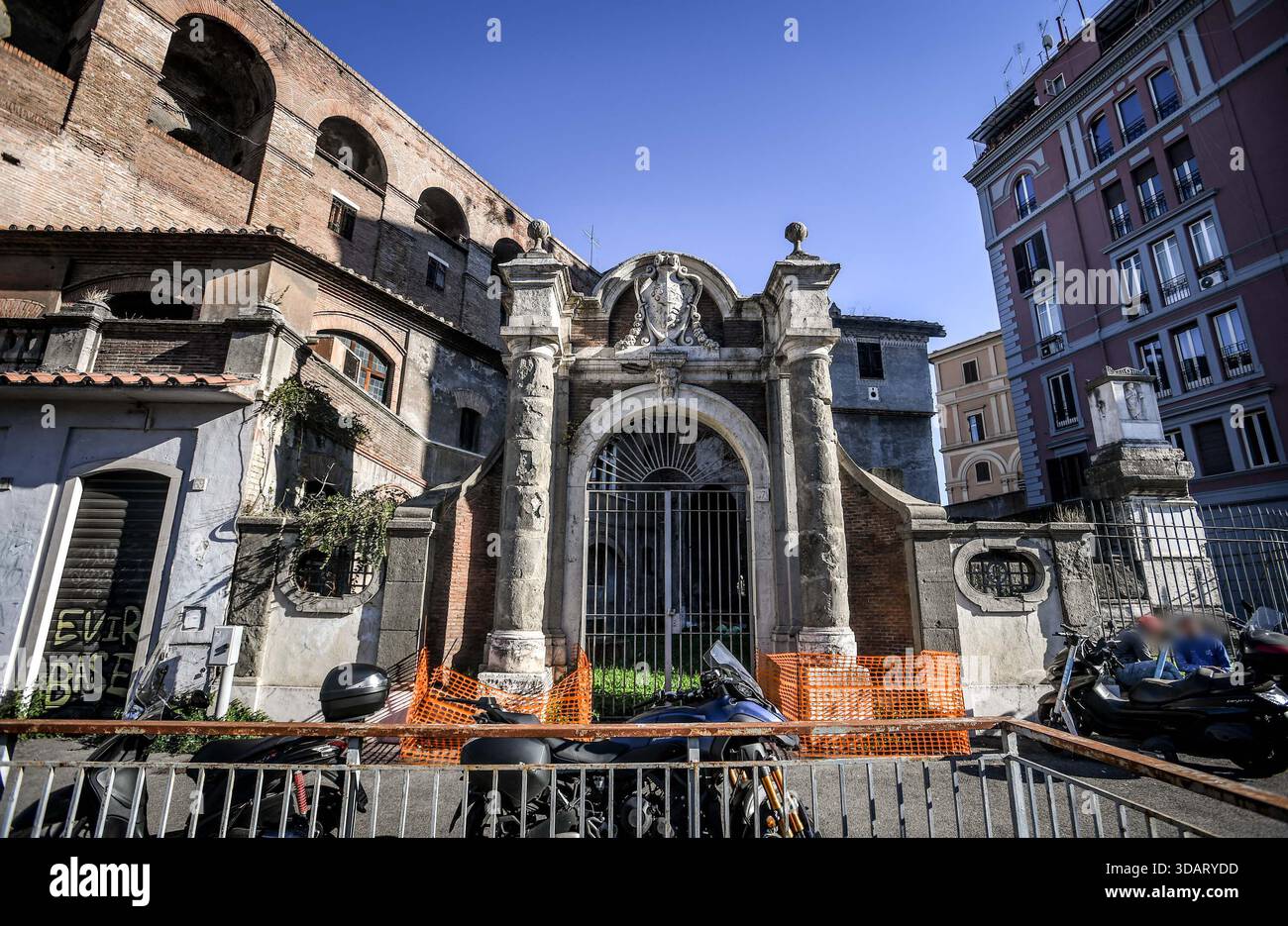 **NO WEB AND NEWSPAPERS ONLY FOR ITALY** Clochard, homeless in the Tomb ...