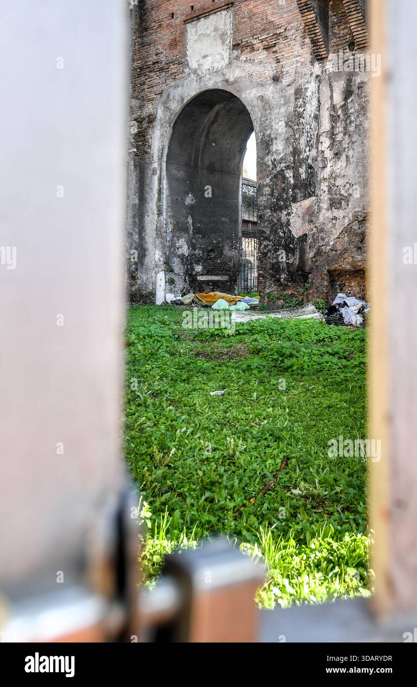 **NO WEB AND NEWSPAPERS ONLY FOR ITALY** Clochard, homeless in the Tomb ...