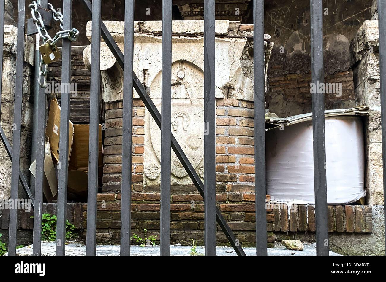 **NO WEB AND NEWSPAPERS ONLY FOR ITALY** Clochard, homeless in the Tomb ...