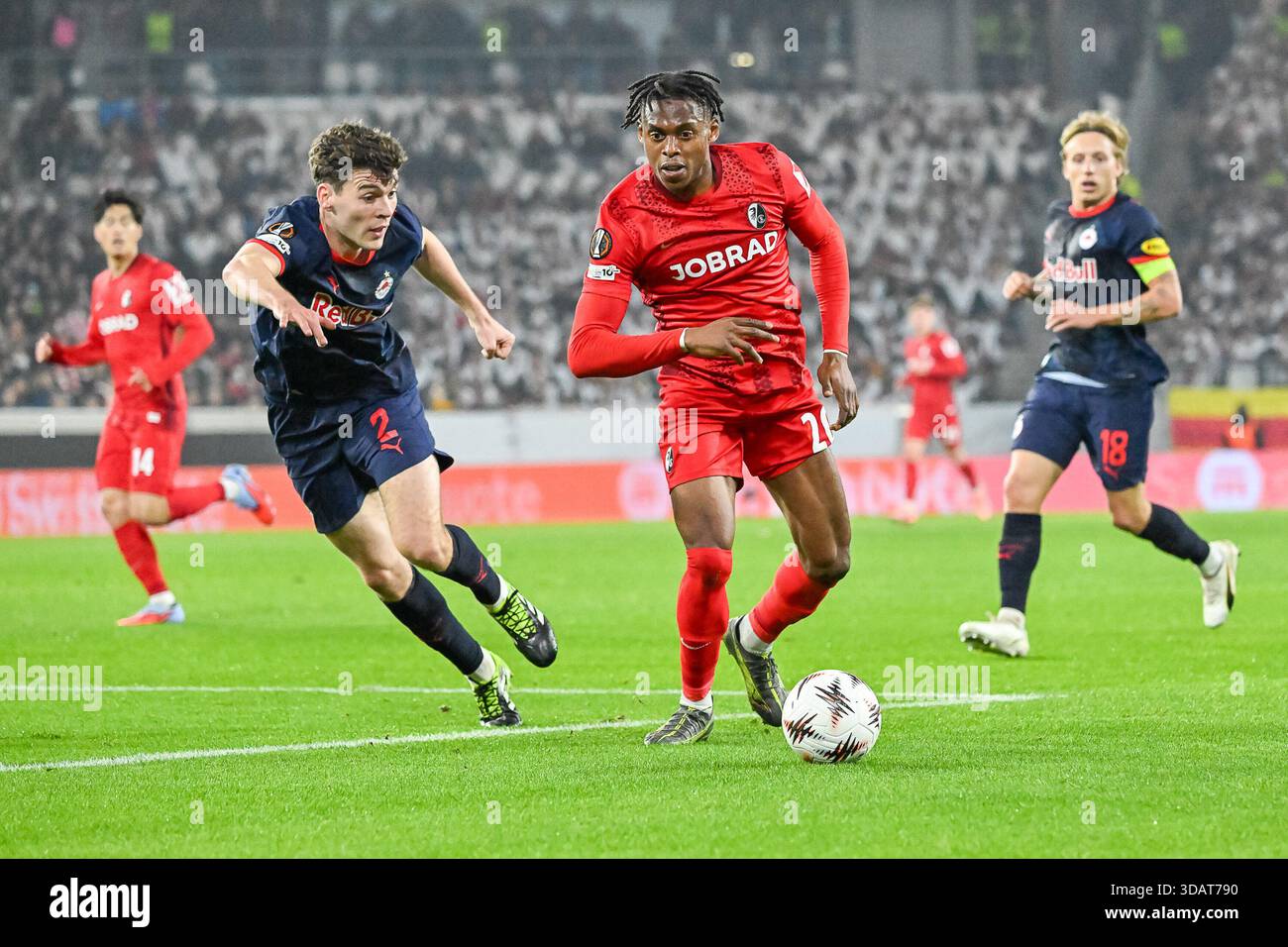 Jacob Rasmussen (FC Red Bull Salzburg, #02), Junior Adamu (Freiburg ...