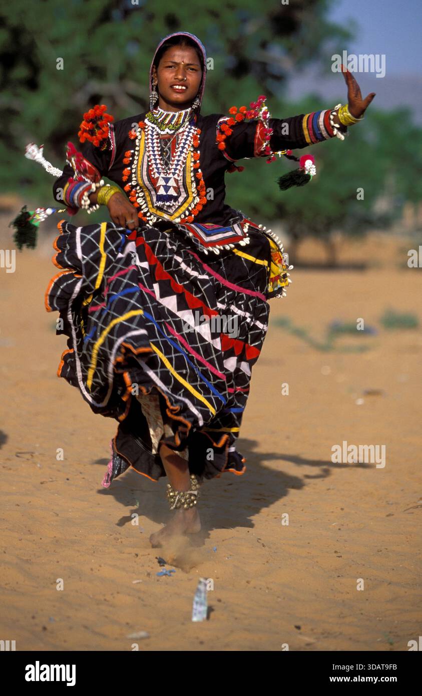 A Kalbeliya Gypsy woman dancing, Rajasthan Desert, Pushkar, India Stock ...