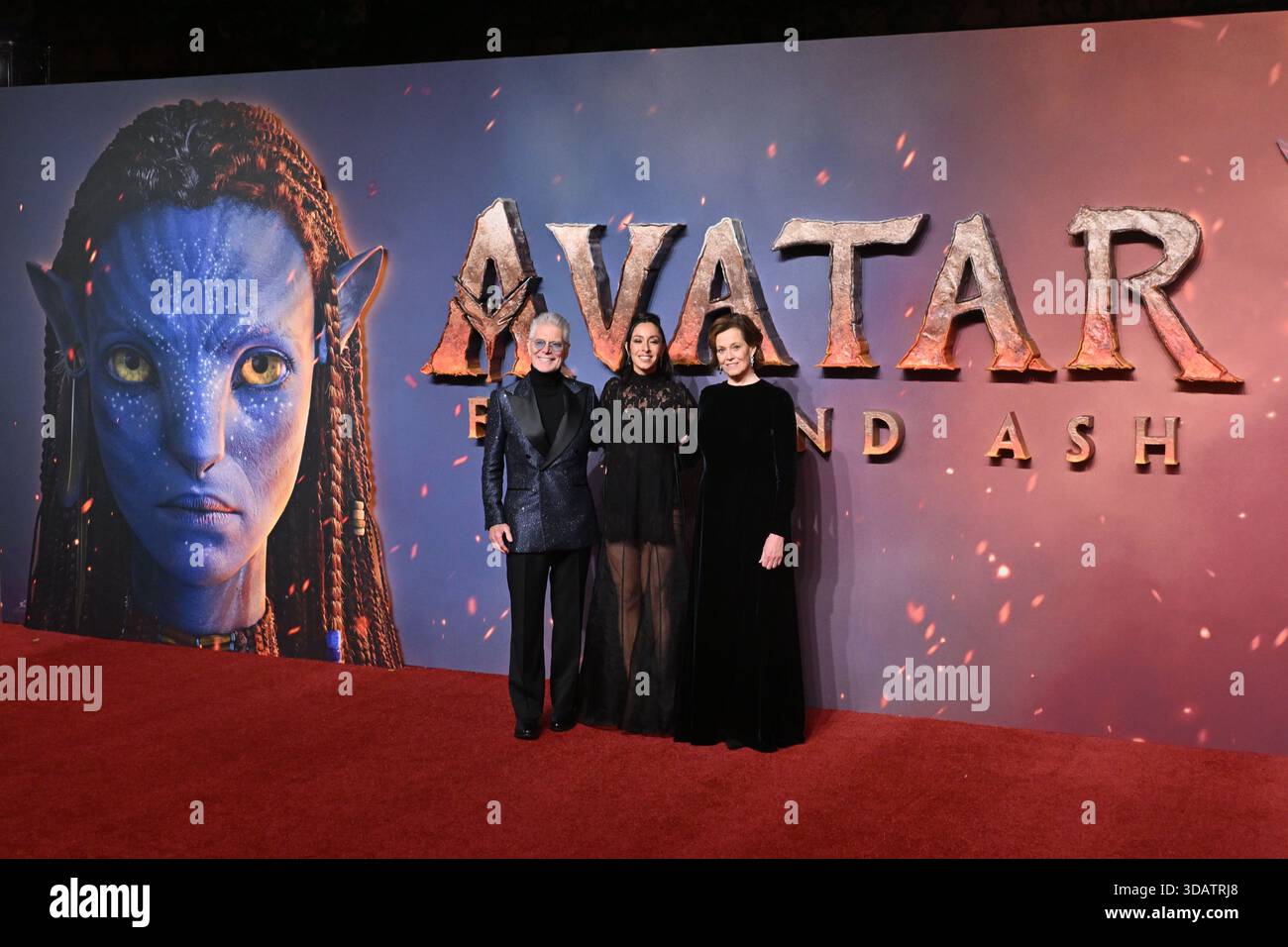 Avatar fire and ash stephen lang hi-res stock photography and images ...