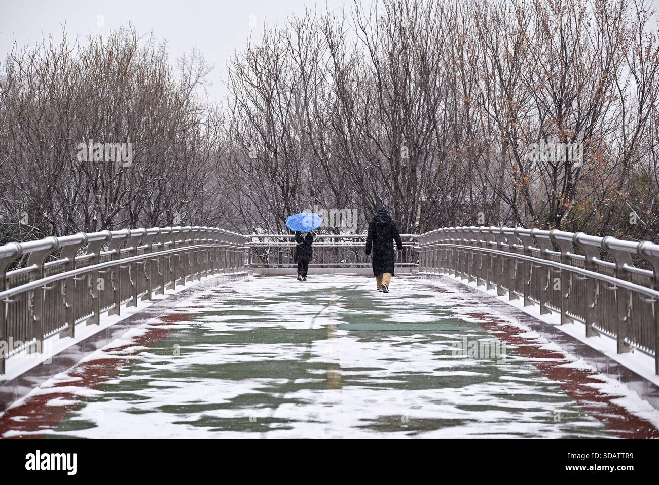 (251212) -- BEIJING, Dec. 12, 2025 (Xinhua) -- Pedestrians walk on an ...