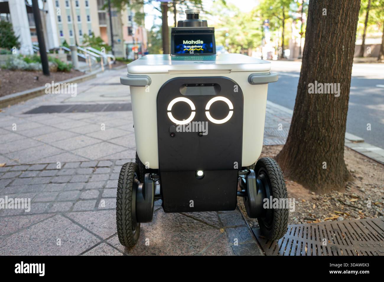 Serve Robotics autonomous delivery robot on the streets of downtown ...