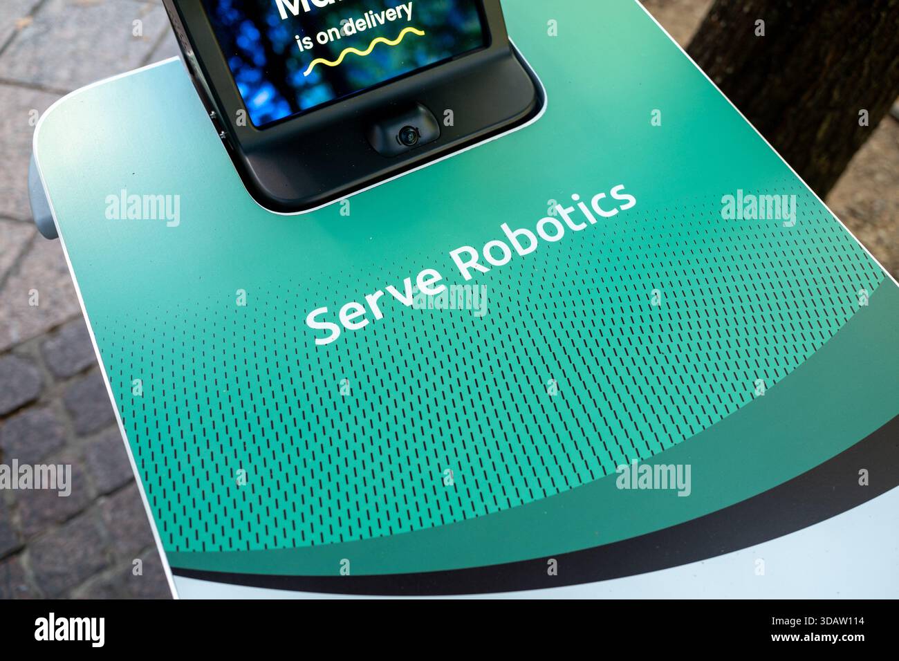 Serve Robotics autonomous delivery robot on the streets of downtown ...