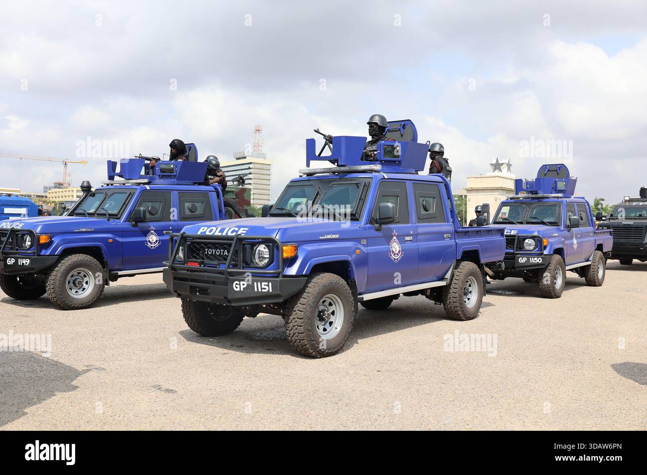(251212) -- ACCRA, Dec. 12, 2025 (Xinhua) -- Police vehicles are ...