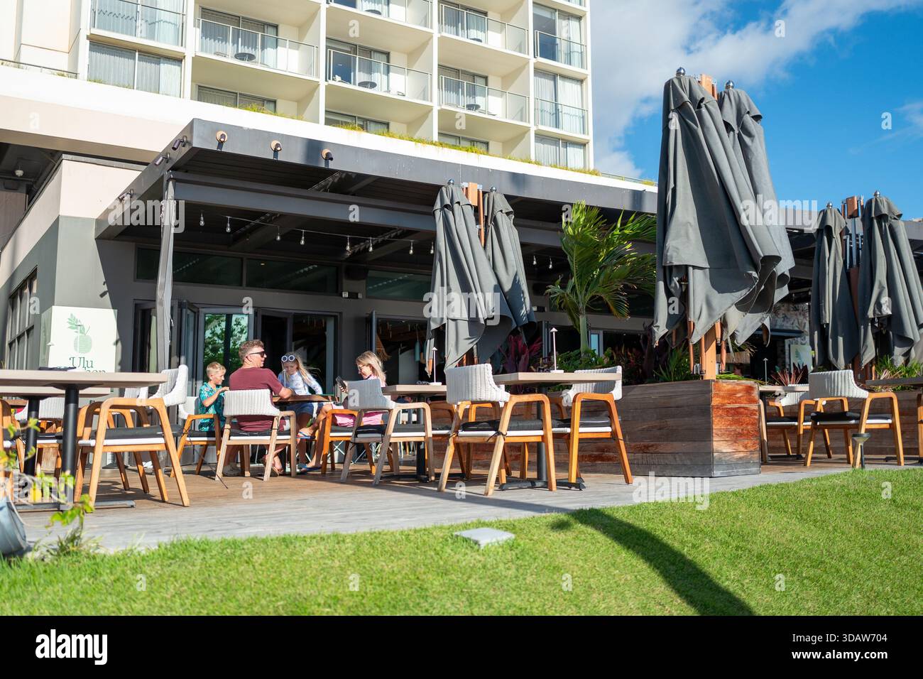 Outdoor patio with diners at Ulu Kitchen, Westin Hotel in Kaanapali ...