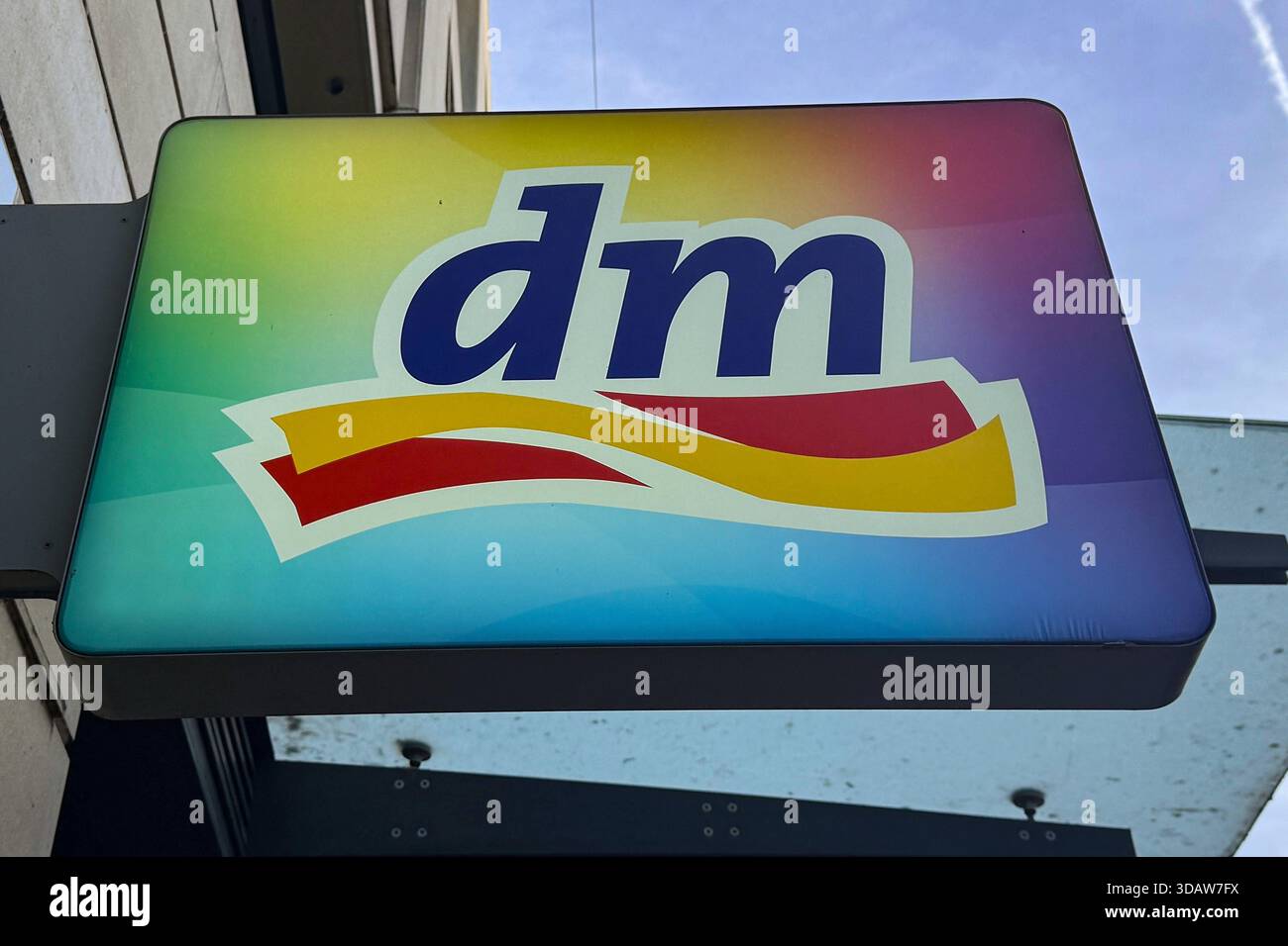12.12.2025 xsvx, Wirtschaft emwirt v.l. Logo Schriftzug Markt DM ...