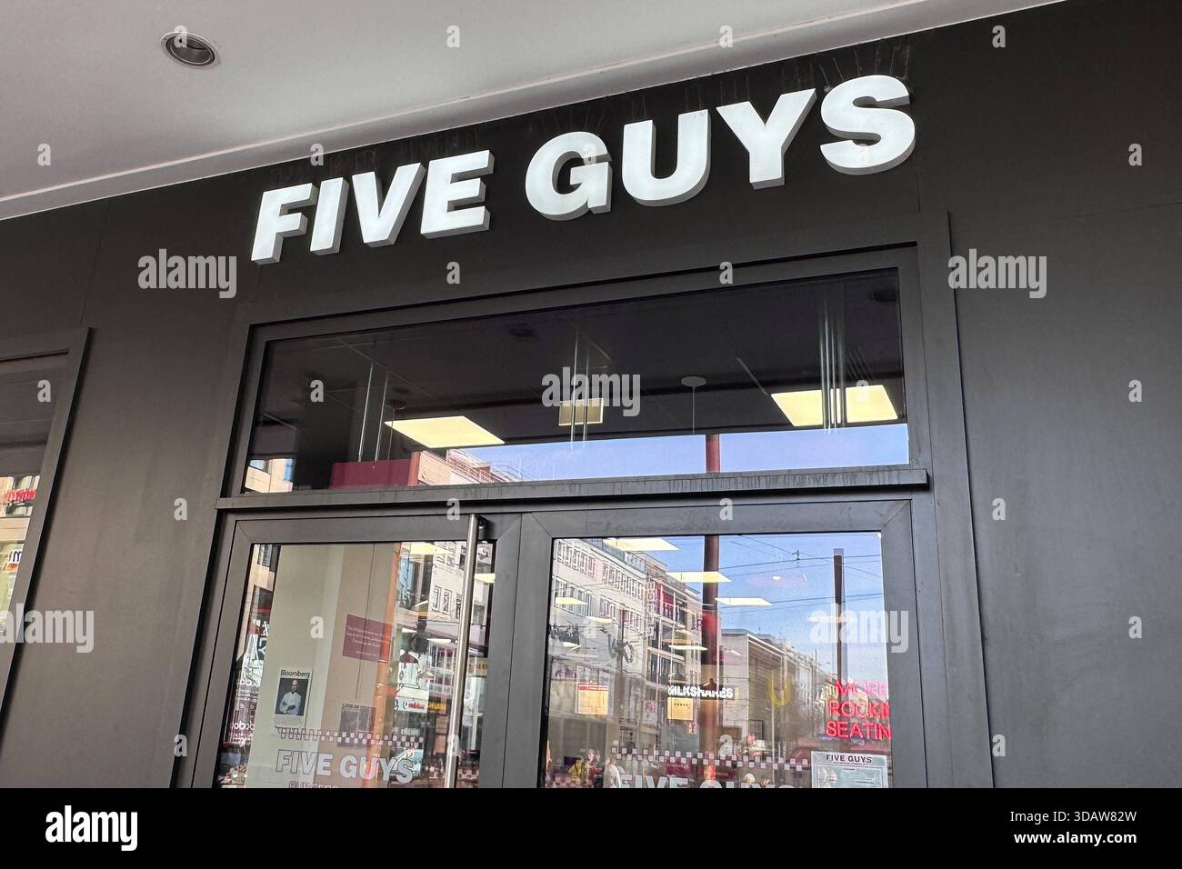 12.12.2025 , xsvx, Wirtschaft, Restaurant Five Guys, emwirt emonline, v ...