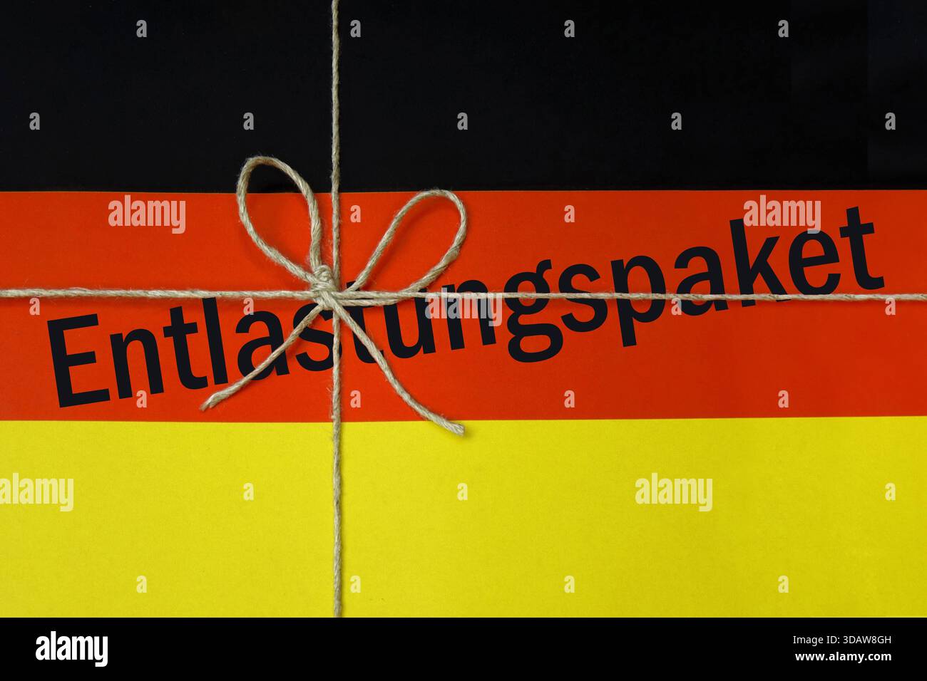 Entlastungspaket und Deutschlandfahne Fotomontage: Entlastungspaket und ...