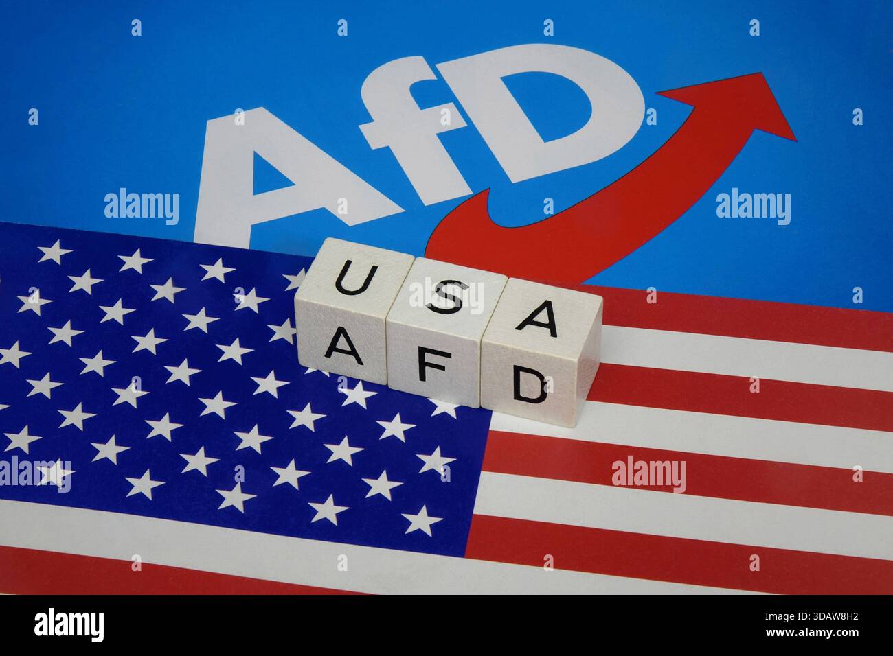 Buchstabenwürfel mit USA und AfD auf AfD-Logo und Flagge der USA ...