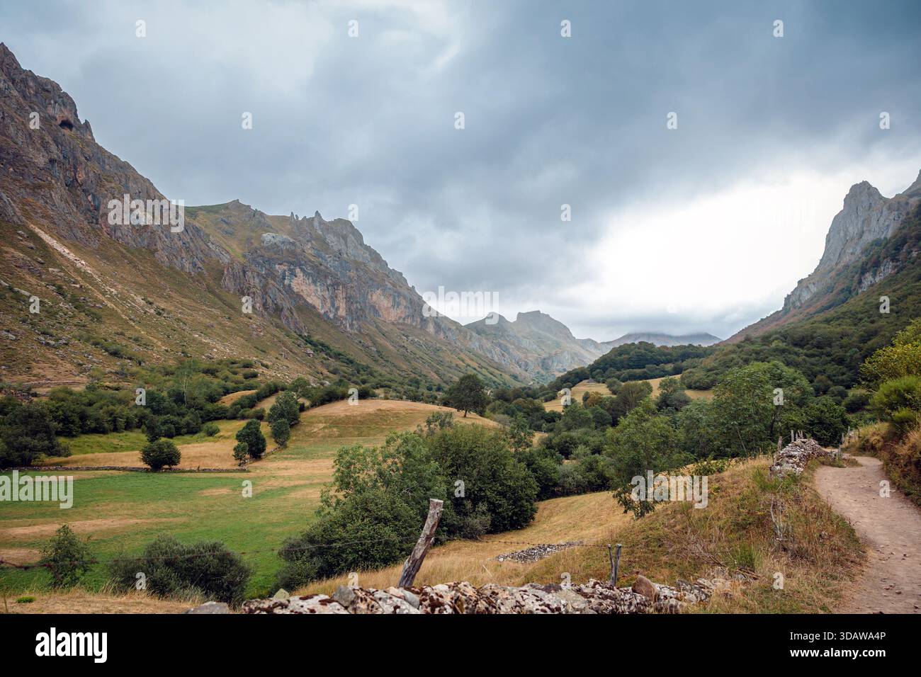 Rugged pathways hi-res stock photography and images - Alamy