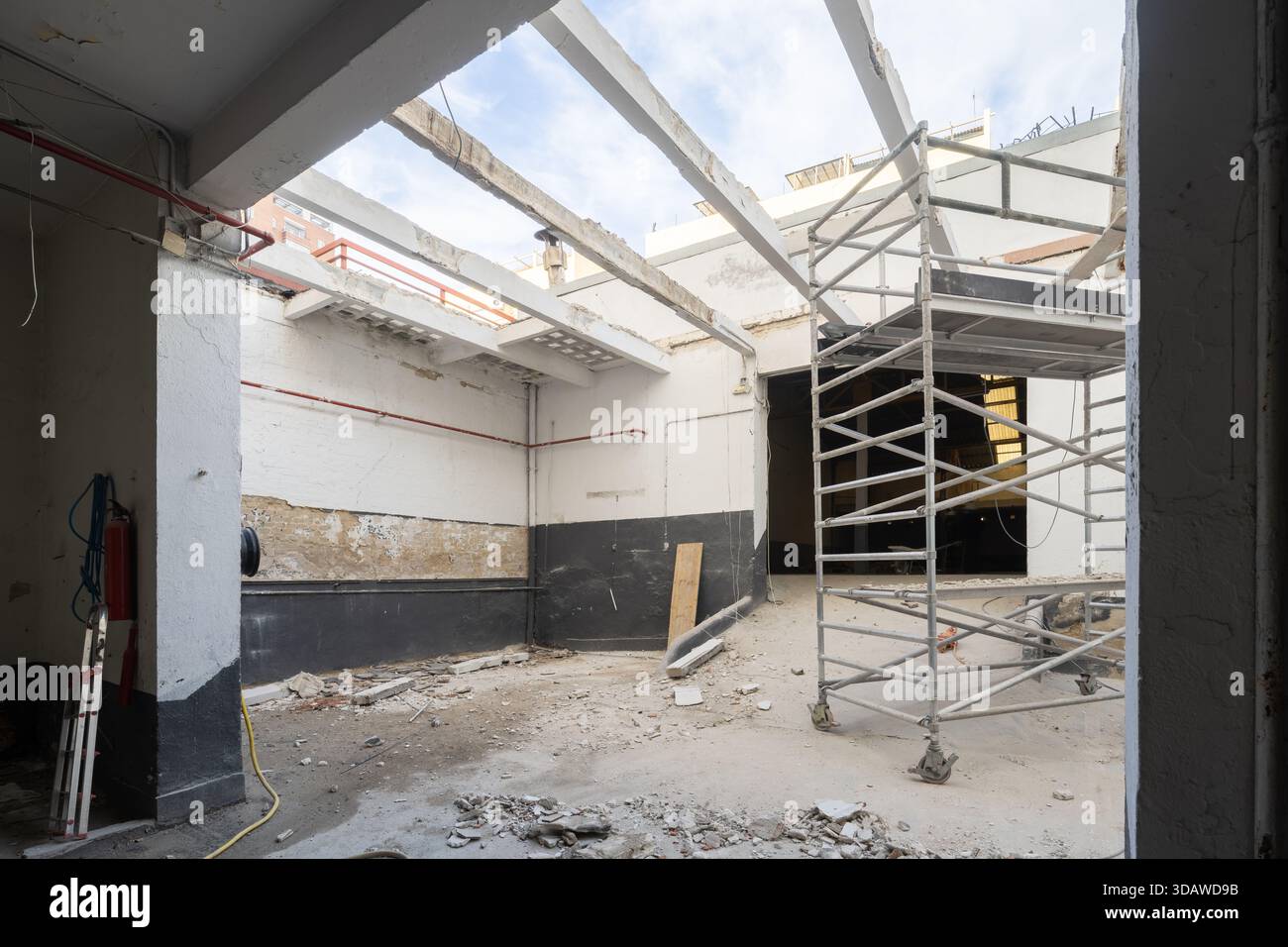 Fallen construction scaffolding hi-res stock photography and images - Alamy