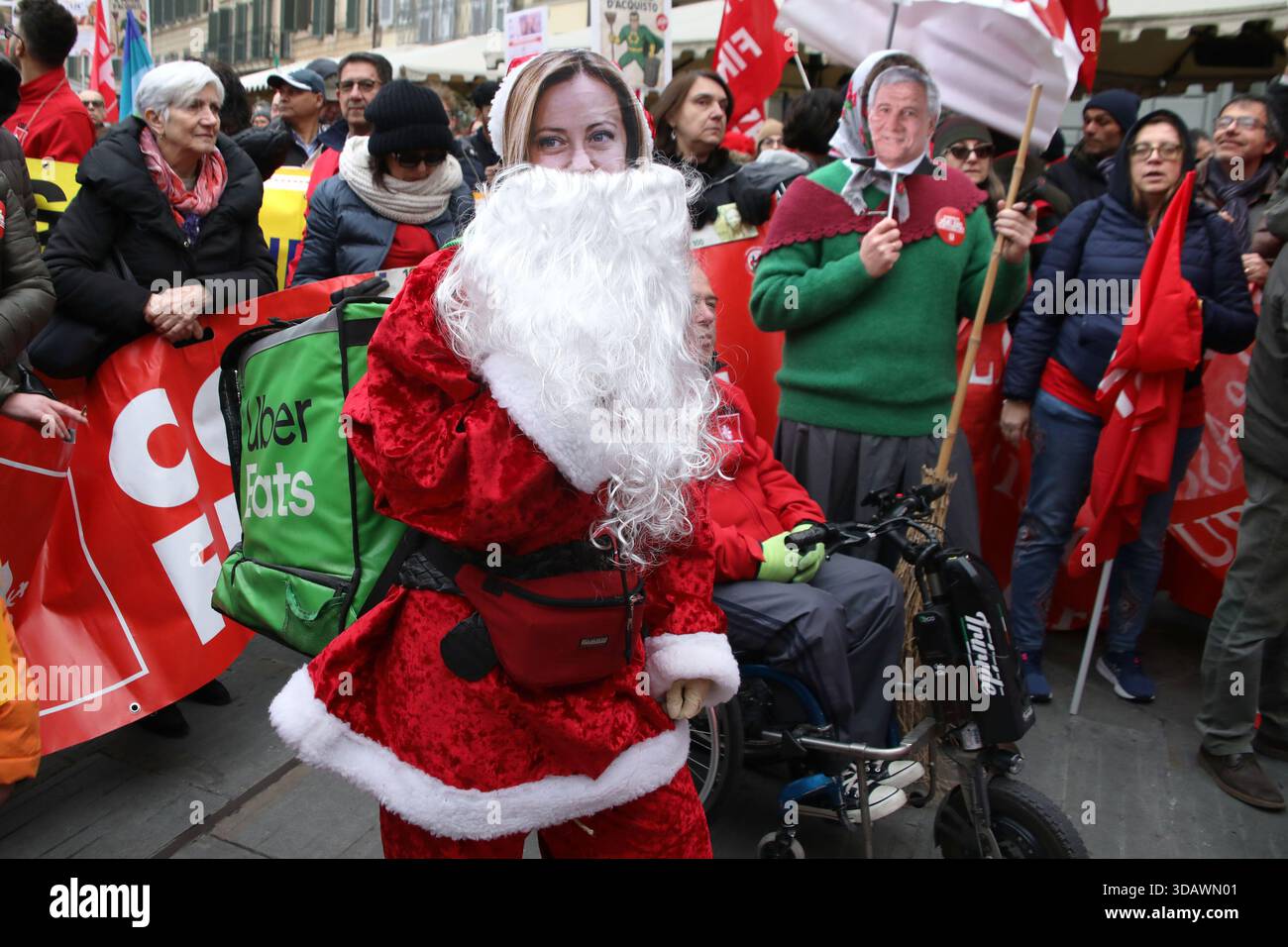 Florence, national general strike: march and conclusions in Piazza del ...