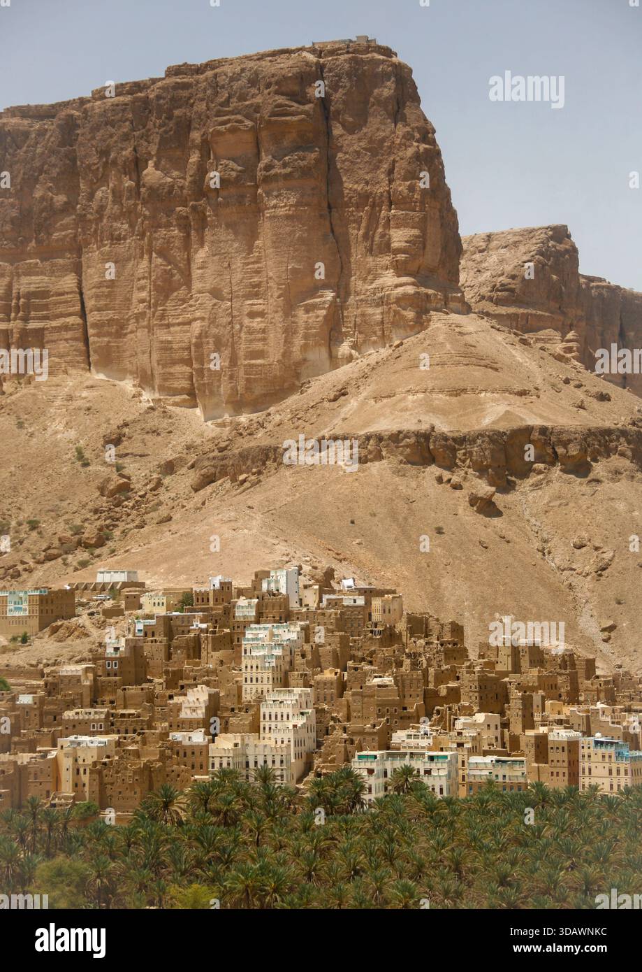 Mudbrick houses in a village, Hadhramaut, Khaila, Yemen Stock Photo - Alamy