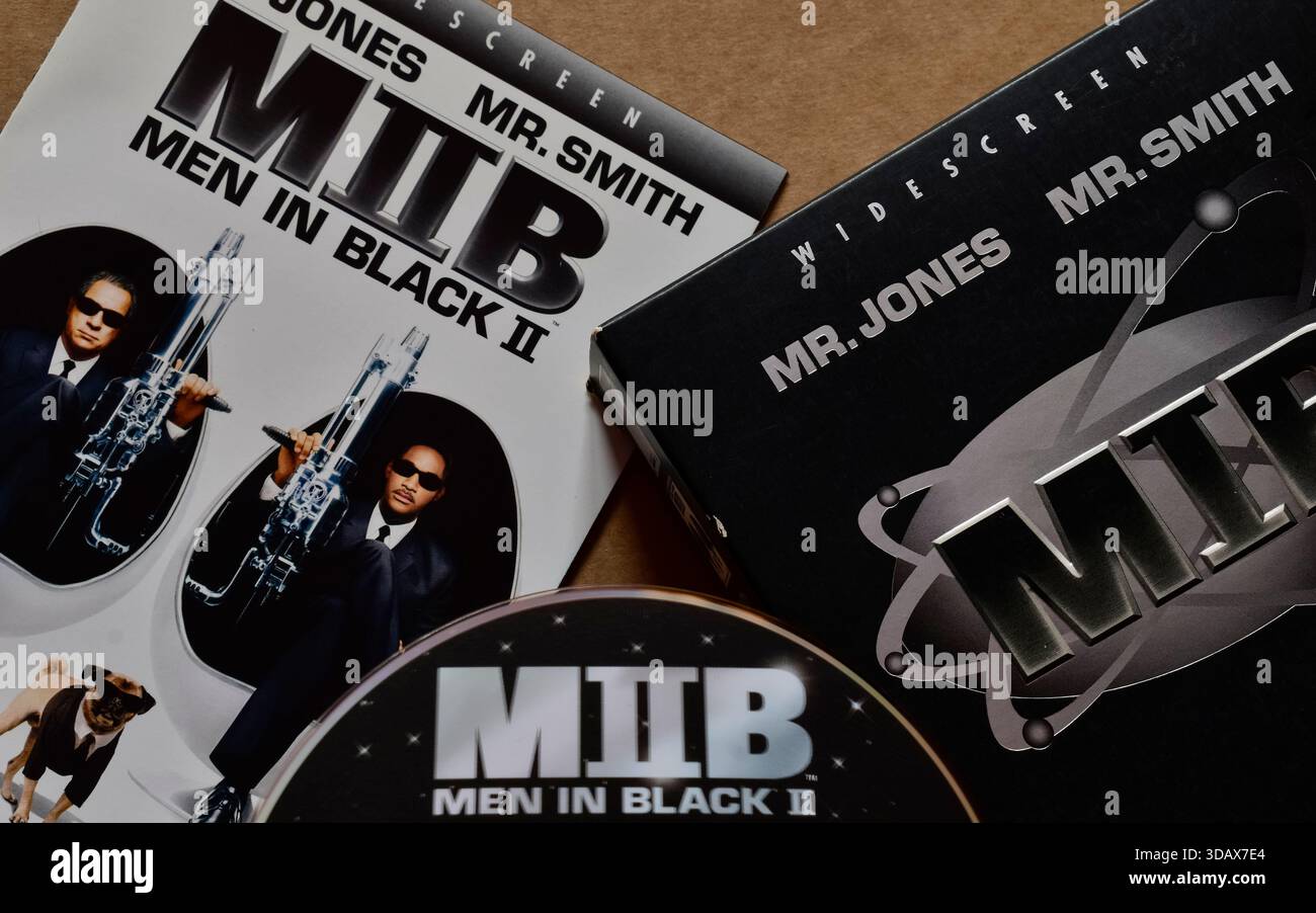 ‘Men in Black II’ DVD box with movie disc and booklet showing Will ...
