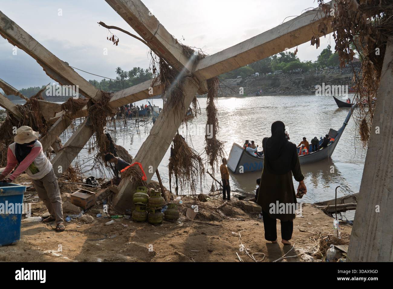 Bireuen, Aceh, Indonesia. 9th December 2025. A resident stands beneath ...