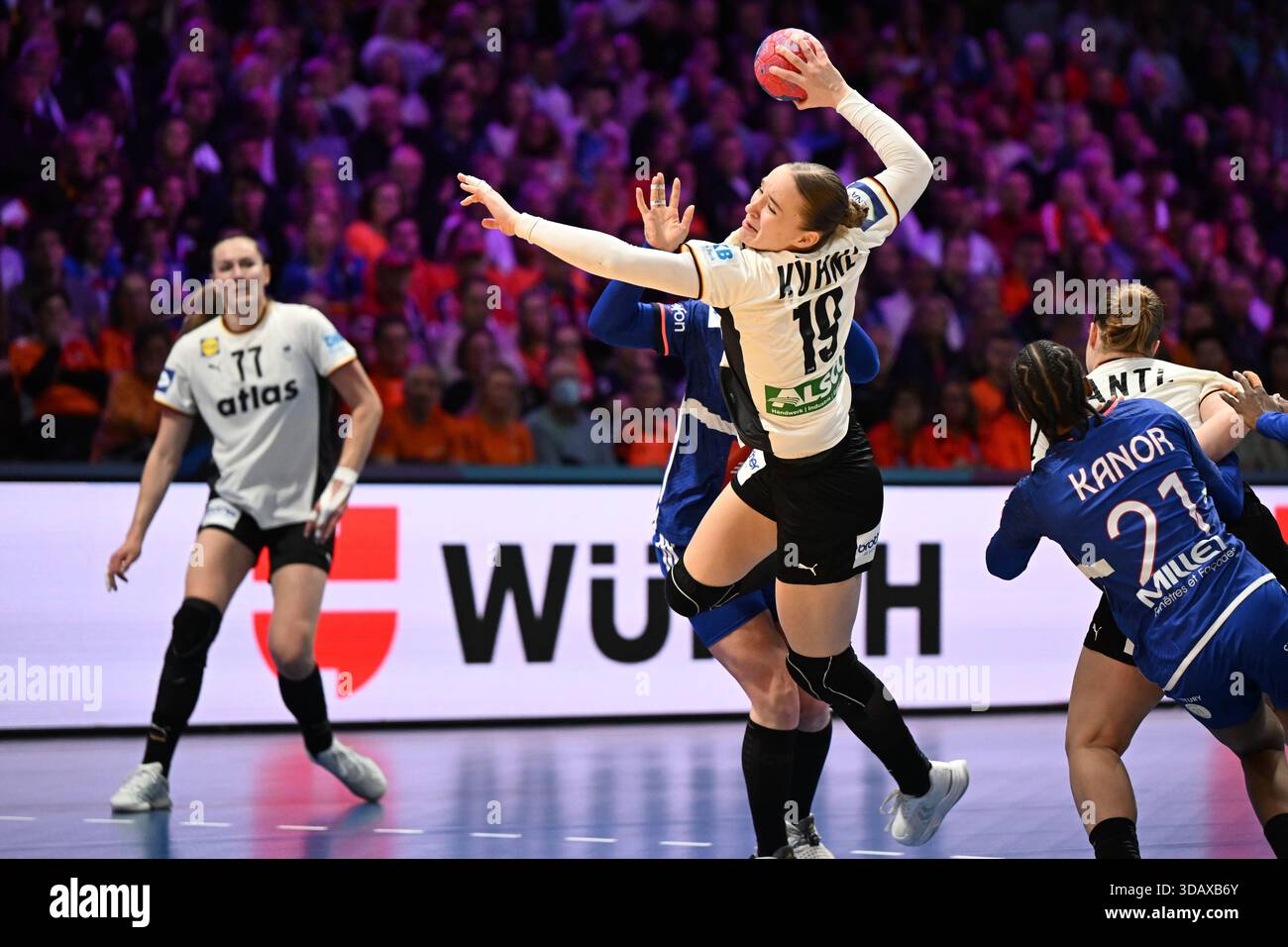 12 December 2025, Netherlands, Rotterdam: Handball, Women: World Championship, France - Germany ...