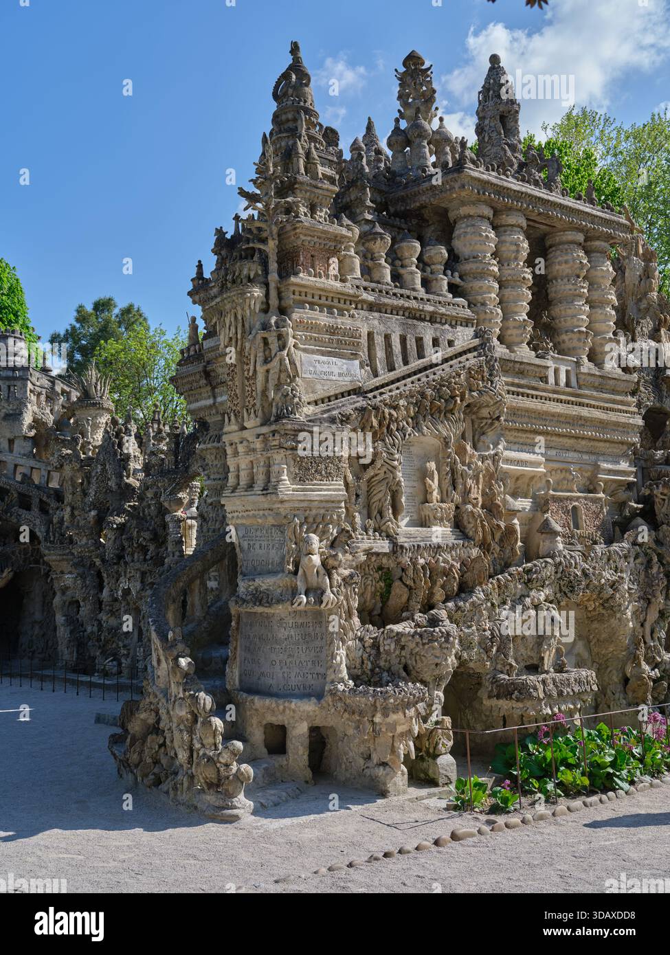 Le Palais Idéal: Ferdinand Cheval’s Architectural Masterpiece of Naive ...