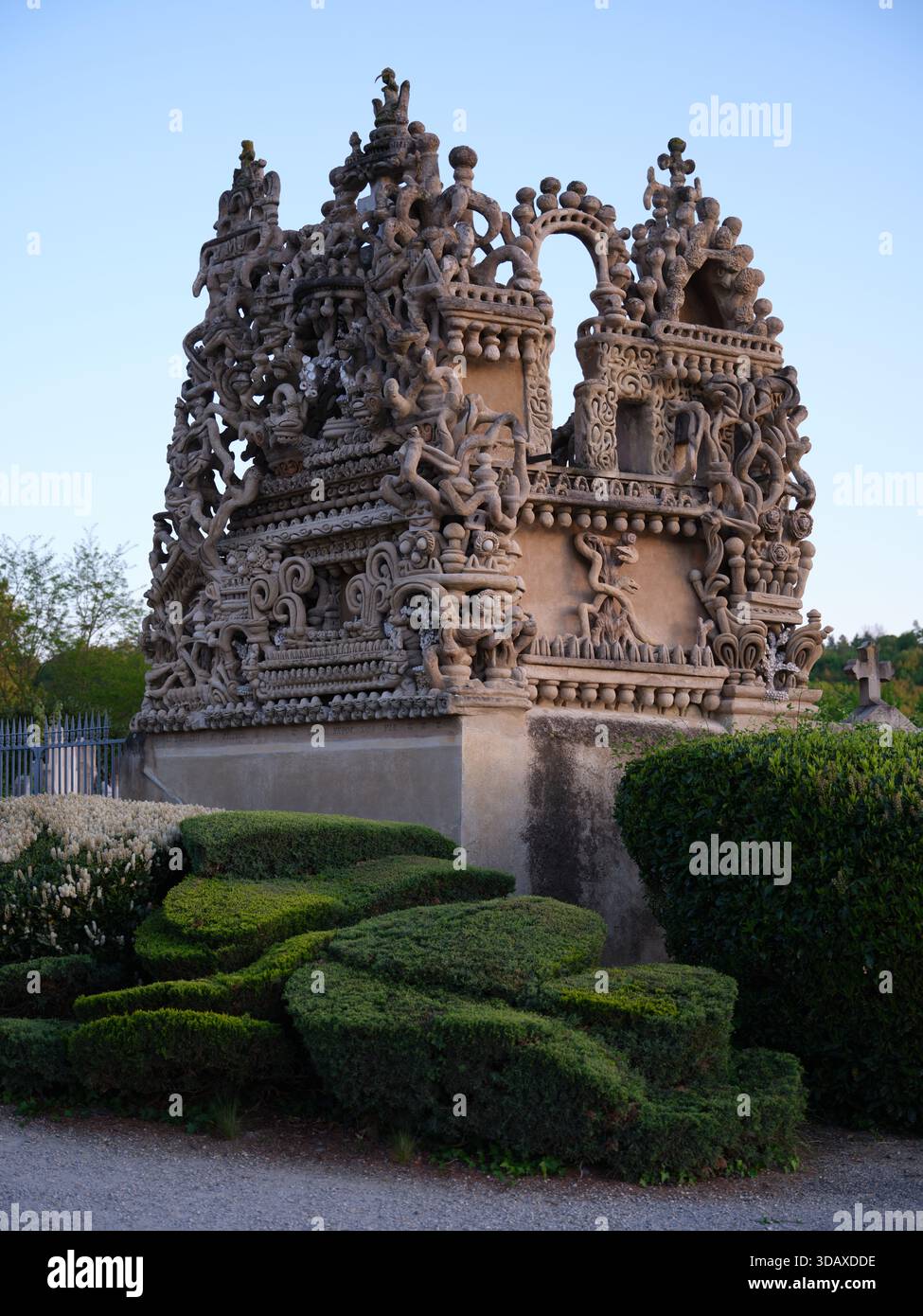 Le Palais Idéal: Ferdinand Cheval’s Architectural Masterpiece of Naive ...
