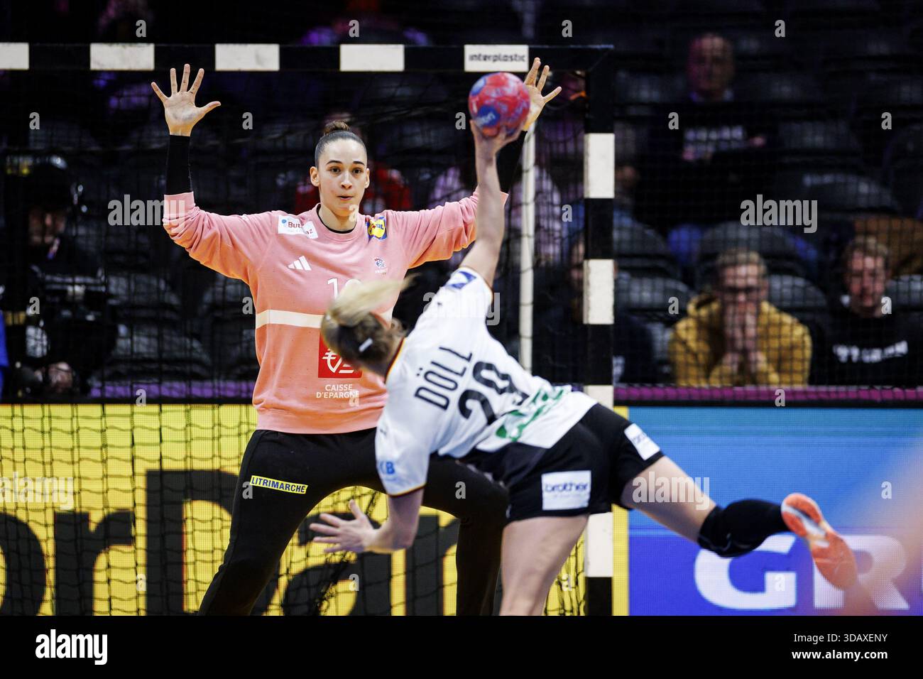 ROTTERDAM - Goalkeeper Floriane Andre (FRA) and Antje Döll (GER) in ...