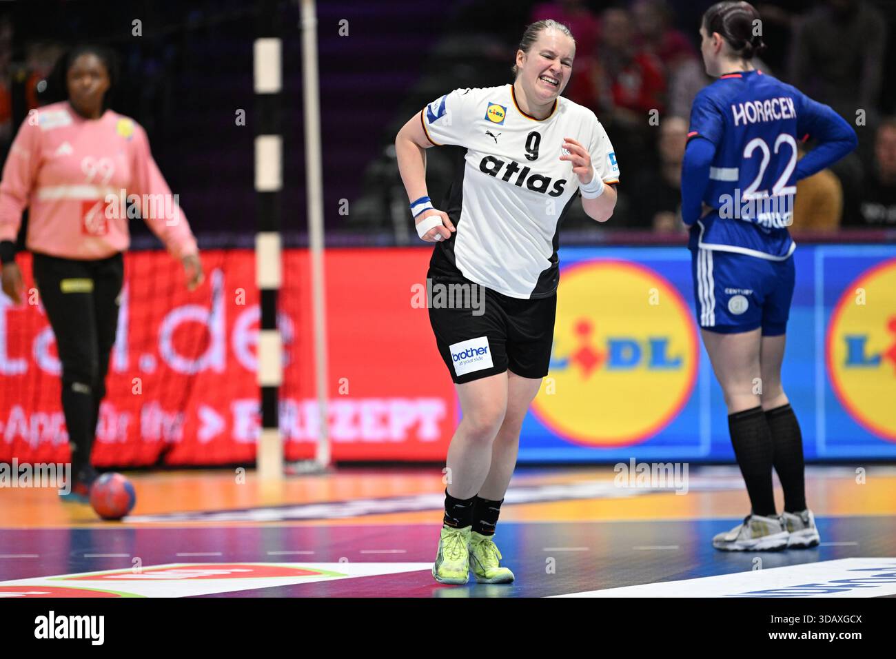12 December 2025, Netherlands, Rotterdam: Handball, Women: World ...