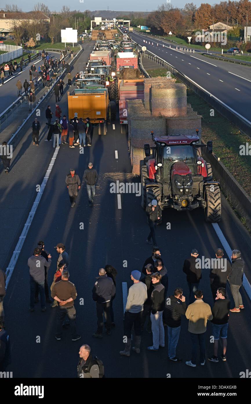 ©REMY GABALDA/MAXPPP - 12/12/2025 Les agriculteurs ont poursuivi leur ...