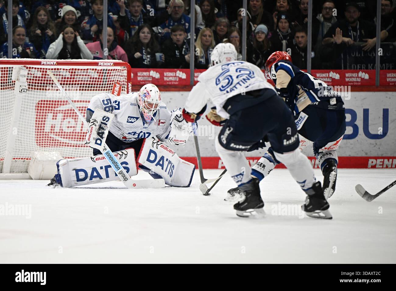 (l.r.) Maximilian Franzreb (Adler Mannheim) Kyle Platzer (Schwenninger ...