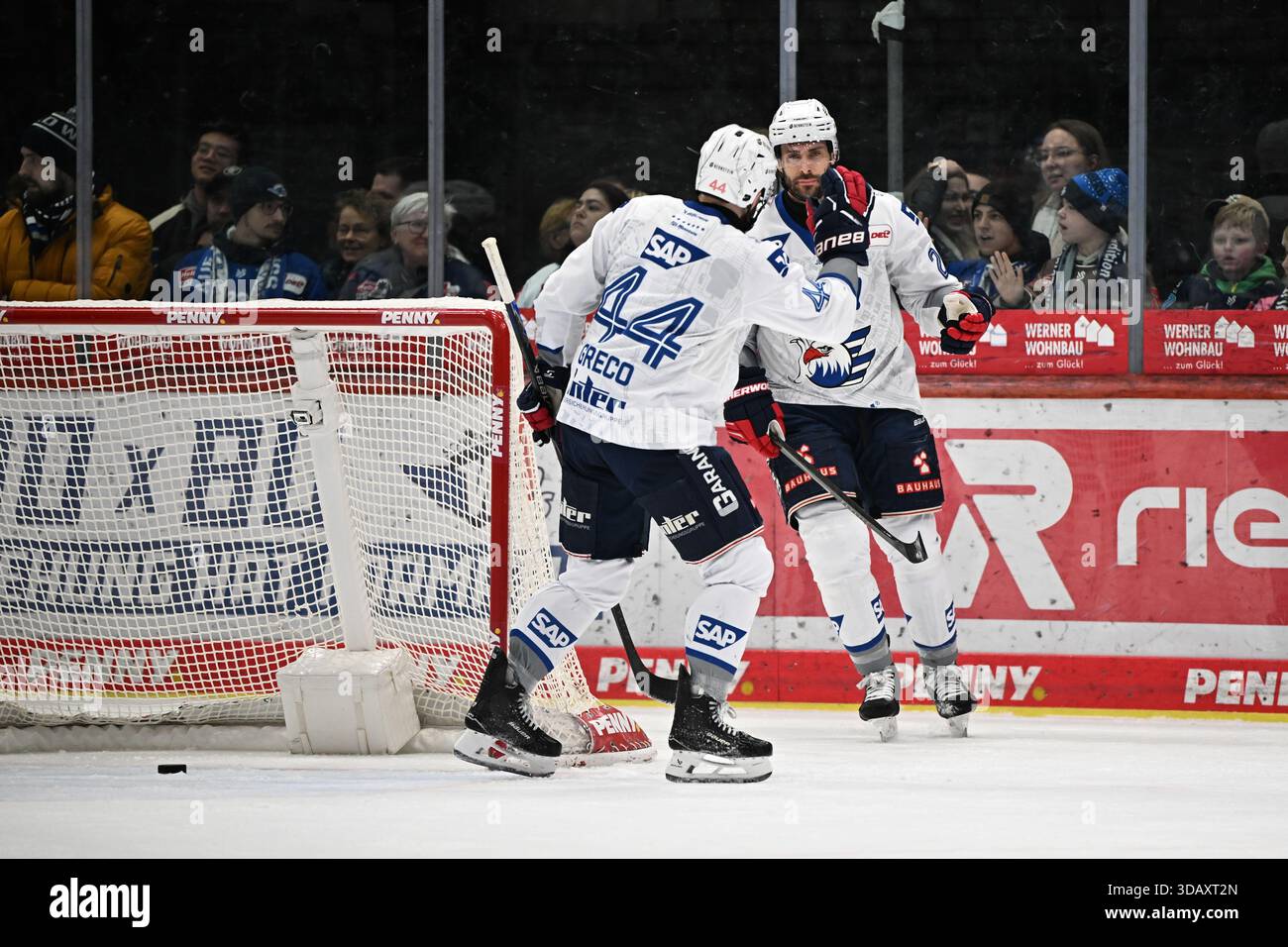 Celebration with (l.r.) Anthony Greco (Adler Mannheim) Matthias Plachta ...