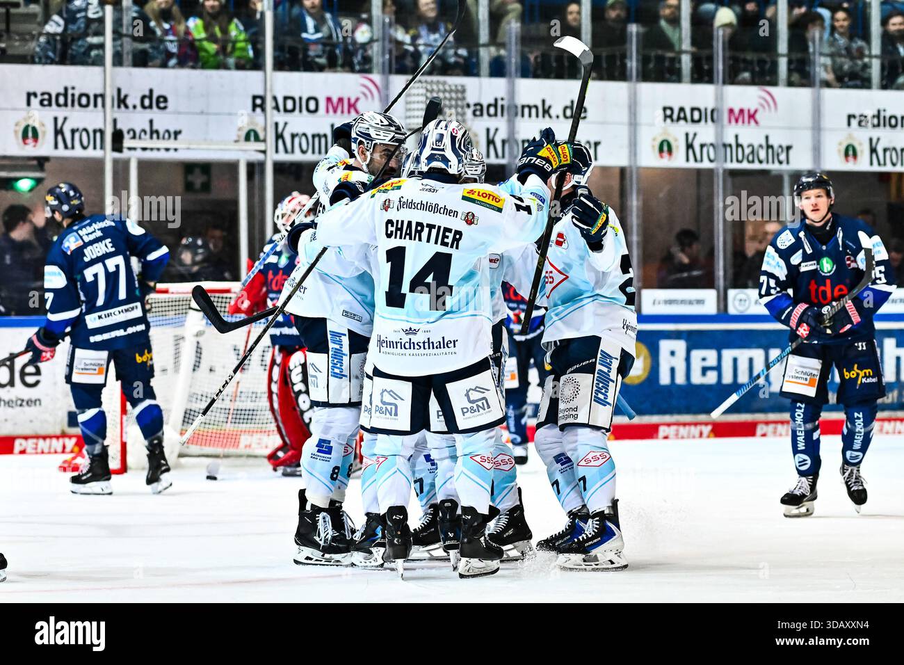 Goal celebration, cheers, joy for goal scorer Trevor Parkes (Dresdner ...