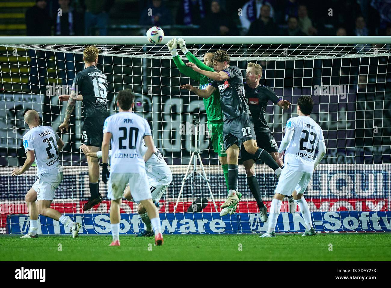 Faustabwehr Christian Ortag (SSV Ulm 1846, #39) vor Robin Fabinski (VFL ...