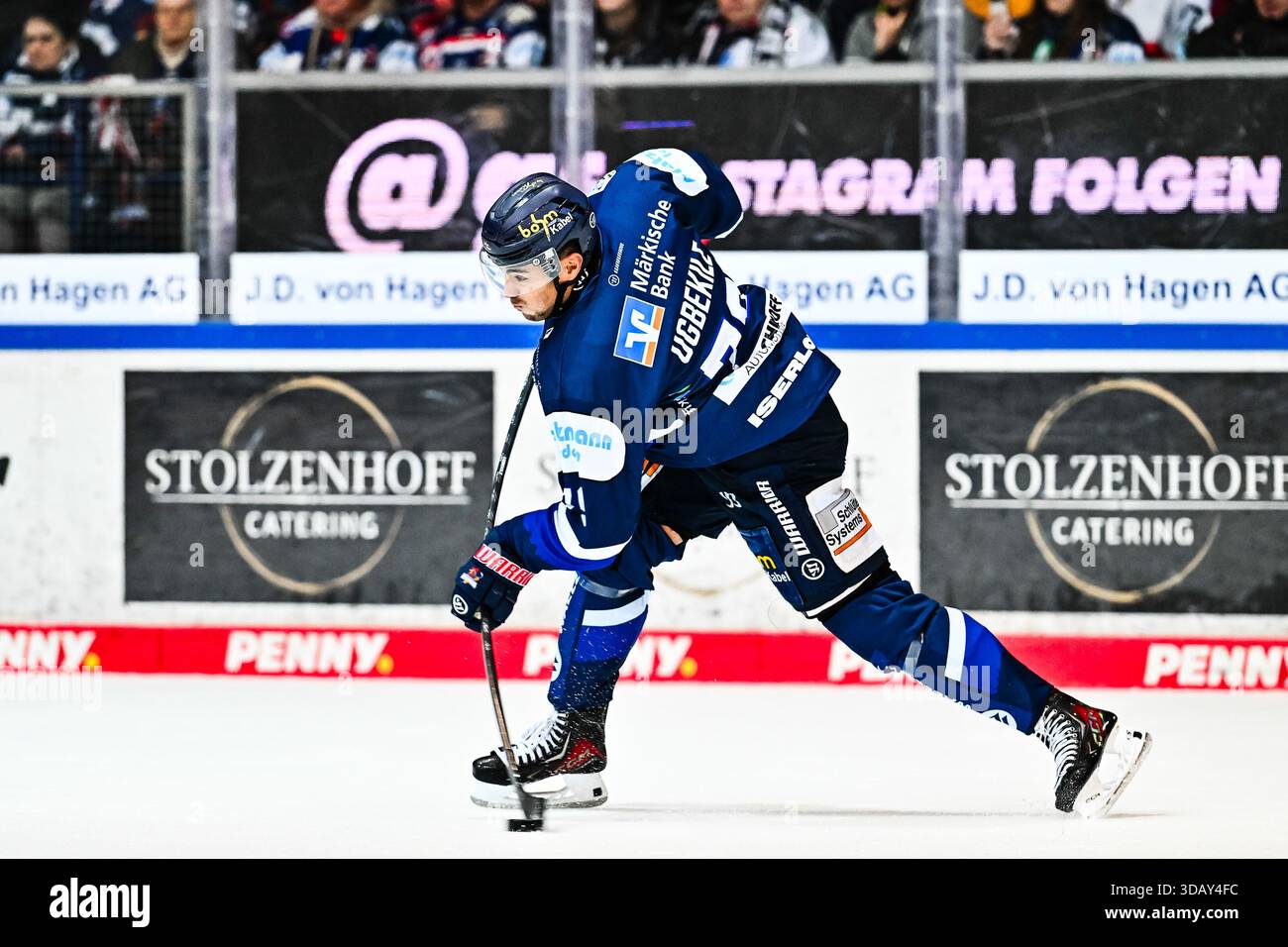 Colin Ugbekile (Iserlohn Roosters, #79) shoots at the goal [goal] of ...