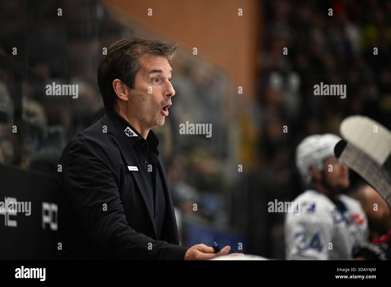 Dallas Eakins (Head Coach Adler Mannheim) disappointed, frustrated ...