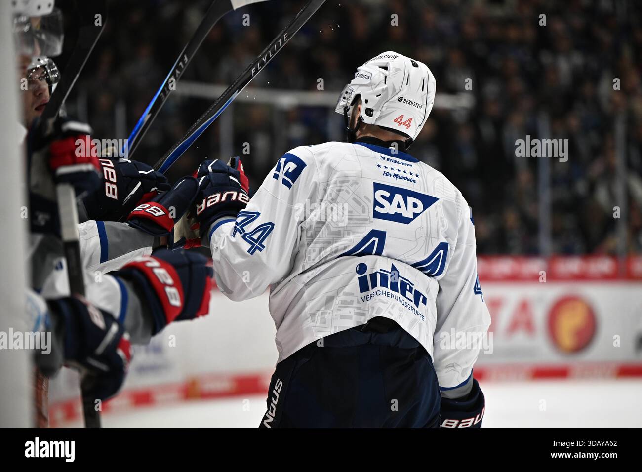 Celebration with Anthony Greco (Adler Mannheim) Schwenninger Wild Wings ...