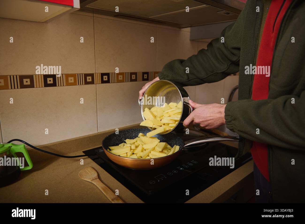 Home chef potato prep hi-res stock photography and images - Alamy