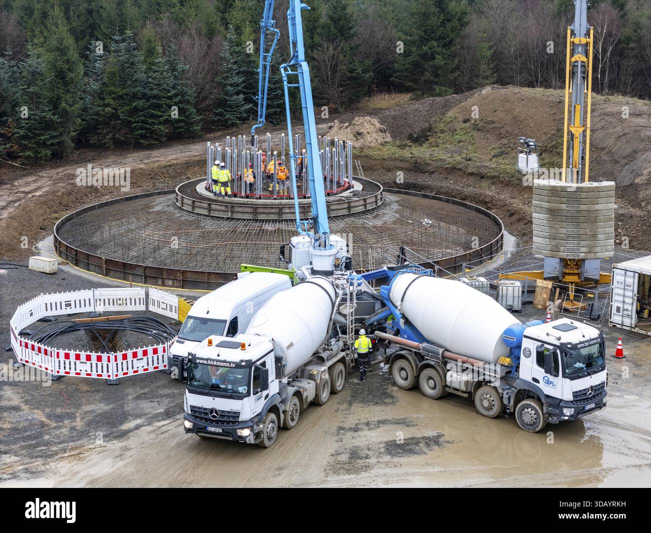 Concreting, concreting the foundation of a wind turbine, more than 600 ...