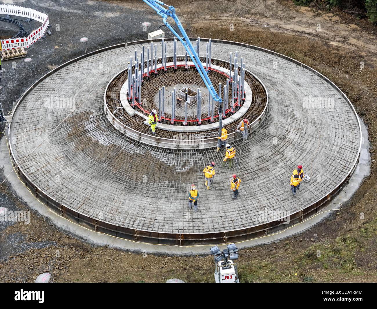 Concreting, concreting the foundation of a wind turbine, more than 600 ...
